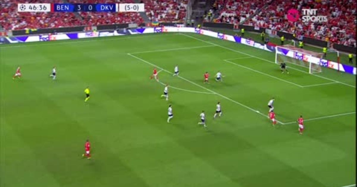 STRIKE! Rafa Silva e Gonçalo Ramos batem cabeça em ataque do Benfica em ...